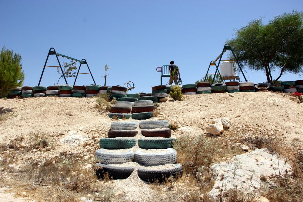 Visit to Khirbet Susiya, a village facing demolition | B'Tselem